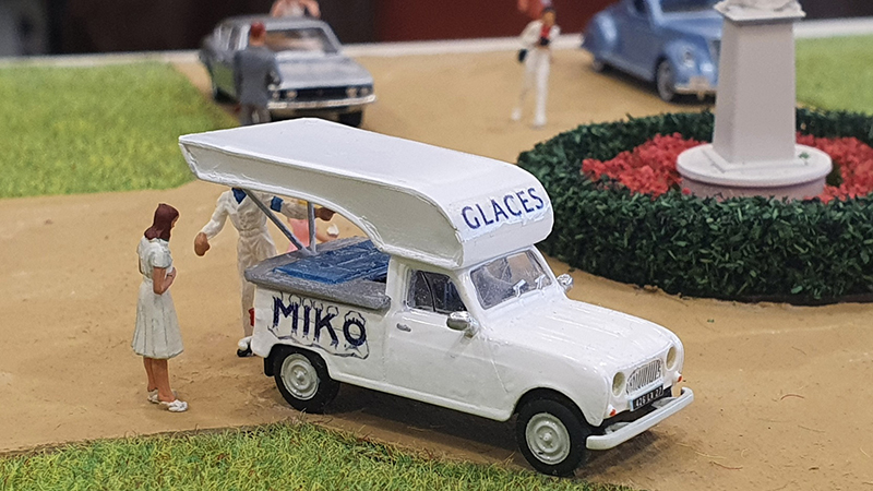 Renault R4 Custom - By Michael Blass